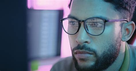 기술 미래 및 프로그래머는 안경에 데이터 코드 반사가 있는 미래 지향적인 네온 사무실에서 컴퓨터에 코딩합니다 프로그래밍 사이버