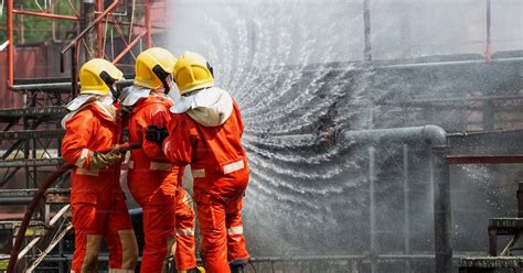 고압 물을 사용하는 소방 장비를 갖춘 소방복을 입은 소방관 팀워크 그룹 사진 Unsplash의 작업 이미지