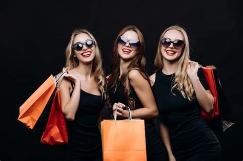 Chicas Posando Con Compras Después De Las Exitosas Compras Del Viernes