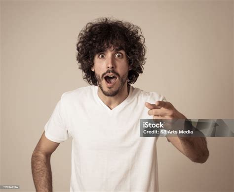 행복하고 놀란 얼굴을 가리키고 충격적이고 좋은 것을 보고 흥분한 재미있는 매력적인 젊은이의 초상화 인간의 감정 얼굴 표정 광고 판매 또는 우승 감정에 대한 스톡 사진 및