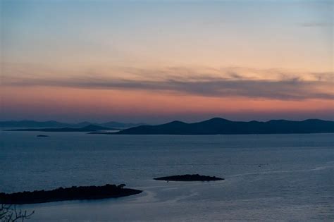 고요한 바다와 생생한 하늘색으로 된 섬의 실루엣 너머로 보이는 고요한 일몰 전망 0명에 대한 스톡 사진 및 기타 이미지 0명 경관 고요한 장면 Istock