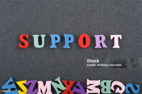 다채로운 Abc 알파벳 블록 나무 편지에서 구성 된 블랙 보드 배경에 지원 단어 광고 텍스트에 대 한 공간을 복사 합니다 학습 영어 개념입니다 0명에 대한 스톡 사진 및