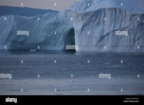 Ilulissat Eisberge Am Abend Dieser Koloss Zeigt Beim Passieren Ein