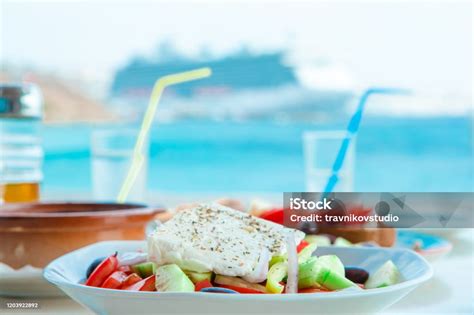 그리스의 전형적인 그리스 전통 마을 거리에 있는 야외 카페 미코노스에 대한 스톡 사진 및 기타 이미지 미코노스 집 탁자 Istock