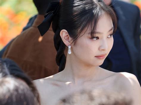 의료진 권고로… 디아이돌 선정성 논란 휘말린 제니 결국 우려하던 일 터졌다 위키트리