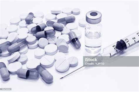 마약 3 Ml 플라스틱 주사기 바늘 마약 정제와 캡슐 흰색 배경에 고립의 유리병 건강 진단에 대한 스톡 사진 및 기타 이미지 건강 진단 건강관리와 의술 경감 Istock