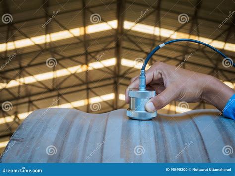 Inspector Use Ultrasonic Testing Machine For Inspection Defect I Stock
