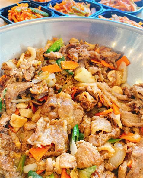 부엌에서엄마의 반찬 부엌에서 엄마의 반찬 목요일 반찬입니다👇 국내산돼지고기김치찌개 양배추찜and씨앗쌈장 한돈등심돈까스 5종나물고사리콩나물가지호박무생채