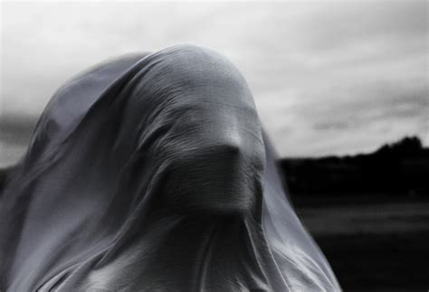 배경 화면 얼굴 화이트 검은 단색화 물 하늘 사진술 스카프 소녀 Bw 검정색과 흰색 흑백 사진