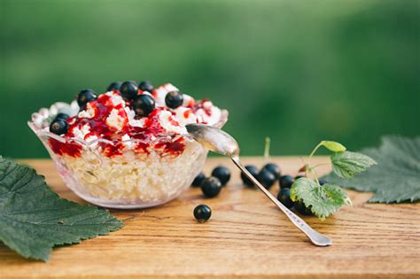 코 티 지 치즈와 신선한 블랙 커 런 트 베리 잼 우유 한 잔과의 슬라이스 갓 밝은 나무 배경에 빵 구운 음식 사진 개념입니다 Bokeh 배경에 아직도 인생입니다 파인 아트