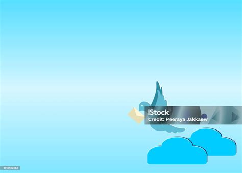 블루 캐리어 비둘기는 무료 복사 공간과 구름 파란색과 흰색 그라데이션 색상 배경 위에 비행 문자를 들고 통신 개발 개념 전자