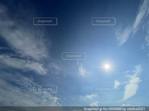 青空と太陽と流れる雲の写真画像素材 Snapmartスナップマート