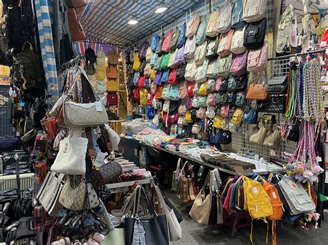 海關旺角檢約7千件懷疑冒牌物品市值約90萬元 拘捕兩名女子 Rthk