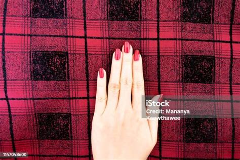 젤 폴란드어와 뷰티 레드 매니큐어 네일 어떤 사용에 대 한 좋은 빨간 Scot 직물 배경에 빨간 손톱 여자 손 건강한 생활방식에 대한 스톡 사진 및 기타 이미지 Istock