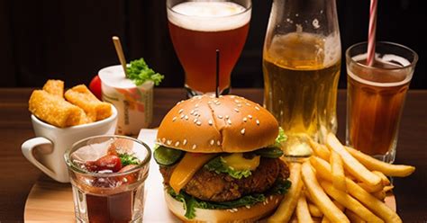 우울할 때 이 음식 먹지 마세요