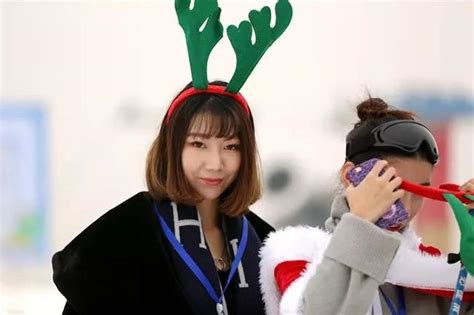 袁家村必捷滑雪场美女cos圣诞小麋鹿 身材高挑漂亮可爱