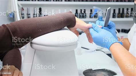 매니큐어는 클라이언트에 네일 파일로 못을 파일 매니큐어 프로세스 네일 확장 가까운에 대한 스톡 사진 및 기타 이미지 가까운 건강관리와 의술 고객 Istock