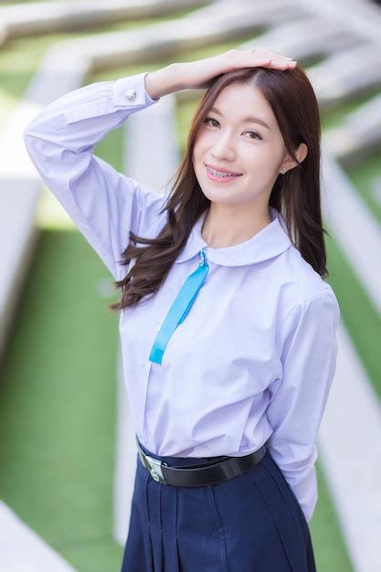 Une Tudiante Asiatique En Uniforme Scolaire Se Tient Debout Et Sourit