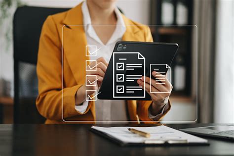 체크리스트 및 온라인 설문 조사 양식 작성 문서 관리 시스템 Dms 평가 양식 설문지 체크리스트 품질 관리 및 정확성 완전성 확인노트북 및 태블릿 사용 Performing