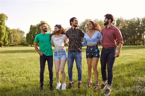 밀레니엄 친구들은 야외에서 즐거운 시간을 보내고 있습니다 쾌활한 여자와 남자 지출 여름 하루 에 시골 20 24세에 대한 스톡 사진 및 기타 이미지 Istock