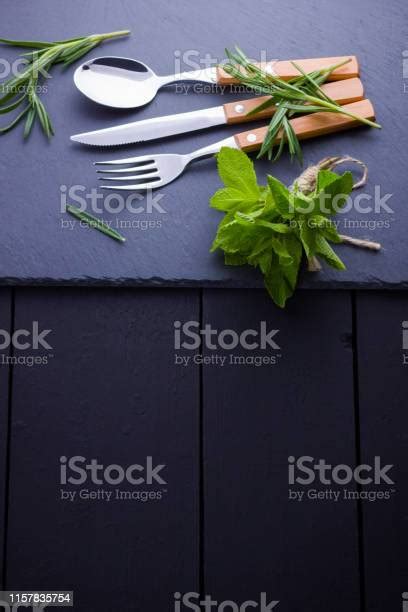칼 칼 숟가락 슬레이트 돌에 포크 세트 로즈마리를 곁들인 크립토클러리 검은 색 배경입니다 공간을 복사합니다 맨 위 보기 0명에 대한 스톡 사진 및 기타 이미지 Istock
