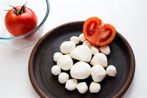 신선한 모 짜 렐 라와 흰색 바탕에 점토 판에 수 분이 많은 토마토 0명에 대한 스톡 사진 및 기타 이미지 0명 건강한 식생활 꼭대기 Istock