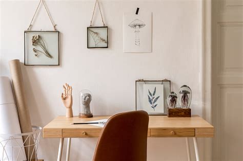 모의 사진 프레임 나무 책상 갈색 의자 식물 사무실 및 개인 액세서리를 많이 홈 오피스 공간의 스칸디나비아 인테리어를 디자인합니다 세련된 중립 홈 스테이징 템플릿 0명에