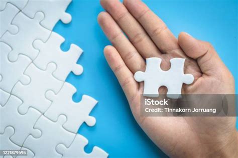 인간의 손에 흰색 퍼즐 올바른 솔루션 팀워크 해결 및 작업을 완료합니다 직소 퍼즐의 마지막 조각 직소 퍼즐 조각을 조립 감시에 대한 스톡 사진 및 기타 이미지 Istock