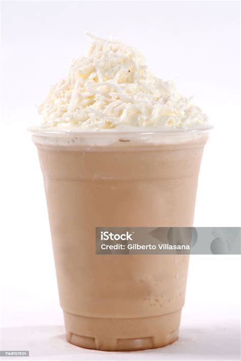 카푸치노는 이탈리아에서 유래한 에스프레소 기반 커피 음료로 전통적으로 스팀 밀크 폼으로 제조됩니다 0명에 대한 스톡 사진 및