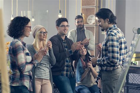 사무실에서 그의 동료에 게 사업 계획을 설명 하는 젊은 사업가 경영자에 대한 스톡 사진 및 기타 이미지 경영자 계획 기업 재무와 산업 Istock