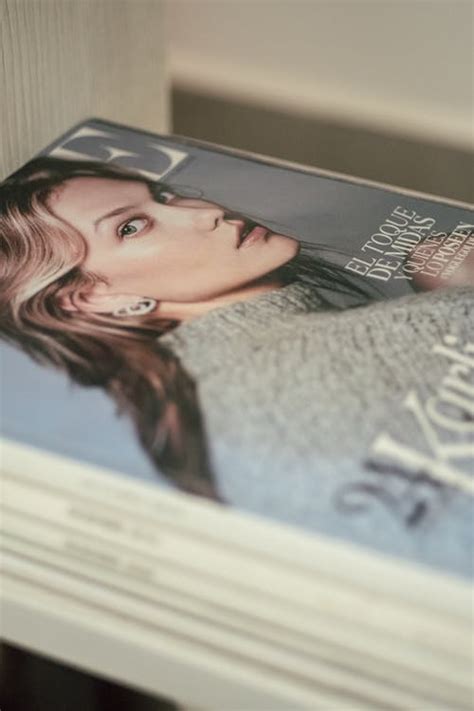 광택이 있는 귀걸이 더미 덮개 디자인 라이프스타일 매거진 머리 메이크업 모델 무더기 문학 보그 선반