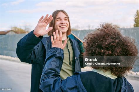 야외 스케이트 파크에서 두 명의 십대 여성과 남성 스케이트 보더 놀이 그들은 서로 만나서 인사하고 즐긴다 스케이트보드 타기에 대한 스톡 사진 및 기타 이미지 Istock