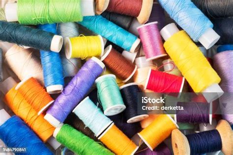 바느질을위한 바느질 도구 컬러 실 센티미터 및 테이블 클로즈업에 가위가있는 버튼 0명에 대한 스톡 사진 및 기타 이미지 0명 가위 개념 Istock