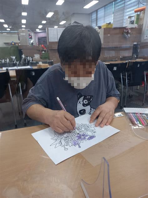 인지프로그램 꽃과 나비와 꽃바구니 색칠하기 김포효사랑주야간보호센터