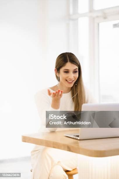 노트북 장치에서 소셜 네트워크에서 친구들과 채팅하는 동안 웃는 행복한 여성 블로거 교육에 대한 스톡 사진 및 기타 이미지