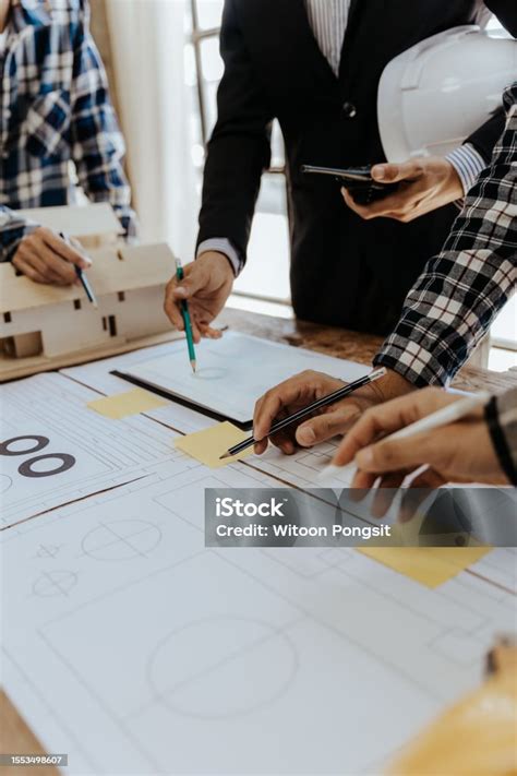 토목 엔지니어 팀 회의 현대 건설 계획 회의 감독 산업 프로젝트 관리자 엔지니어링 팀 아시아 산업 전문 팀 조언에 대한 스톡 사진 및 기타 이미지 Istock