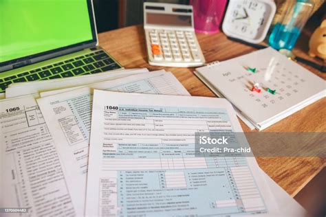 계획 예산 및 세금 개념calendar 2022 계산기 및 개인 소득세 양식 미국 법률에 따라 소득을 가지고 있는 사람에 대 한 지불 해야 하는 시즌 및 세금 납부 마감일