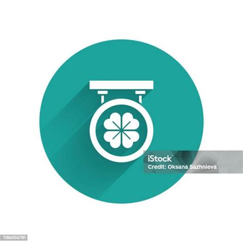 긴 그림자로 고립 된 네 개의 잎 클로버 아이콘이있는 화이트 스트리트 간판 광고 바 카페 술집에 적합합니다 녹색 원 버튼입니다