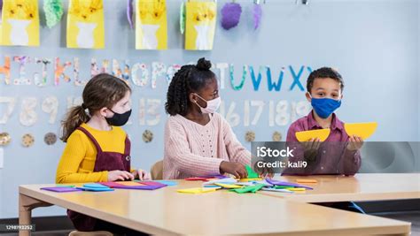 교실에서 모양을 가지고 노는 아이들 마스크를 착용 3 명에 대한 스톡 사진 및 기타 이미지 3 명 4 5세 6 7 살 Istock