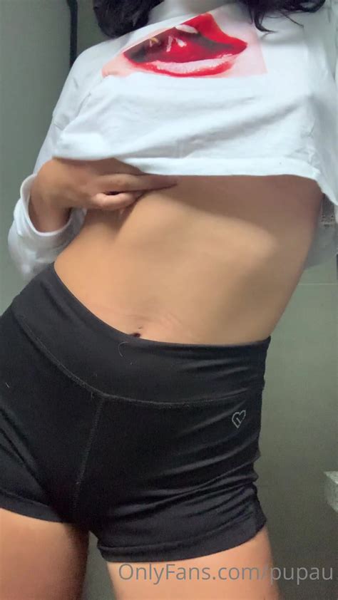 Pupau Slowly Taking Off His Clothes Until He Is Completely Naked Cnn Amador