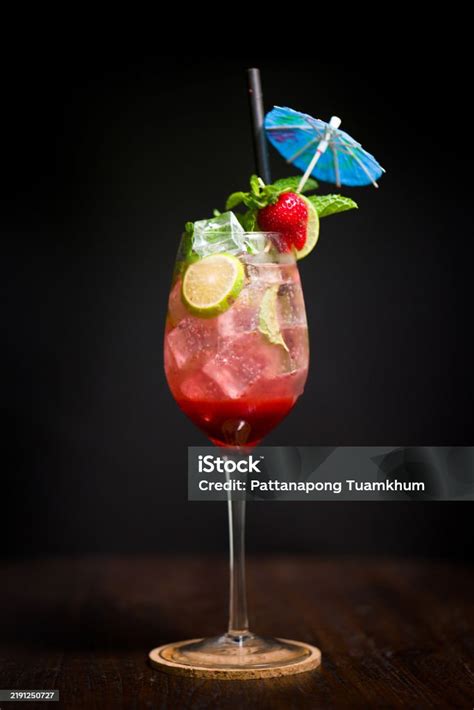민트 잎을 채우는 딸기 소다 라임 조각과 작은 우산 장식 어두운 배경에 0명에 대한 스톡 사진 및 기타 이미지 0명 감귤류 과일 건강한 생활방식 Istock