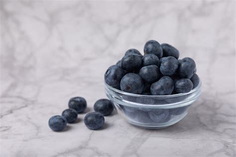 밝은 질감의 배경에 세라믹 그릇에 블루 베리 익은 신선한 블루 베리 비타민 건강 식품 육즙이 많은 베리 공간을 복사합니다 텍스트 위치 0명에 대한 스톡 사진 및 기타 이미지