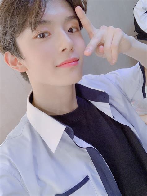 더쿠 스압 잘생쁨하게 셀카 잘찍는 신인 남자 아이돌 