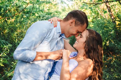 사랑에 젊은 부부는 손을 잡고 포옹과 나무 터널에 미소 남자는 여자를 기울 였다 갈색 머리에 대한 스톡 사진 및 기타 이미지 갈색 머리 감정 공원 Istock