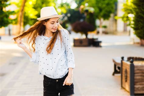 모자를 쓴 감성적인 소녀 십대가 여름 도시를 거닐고 있습니다 도시 배경에 사진 촬영을 즐기는 Debonair 백인 소녀 12 13세에 대한 스톡 사진 및 기타 이미지