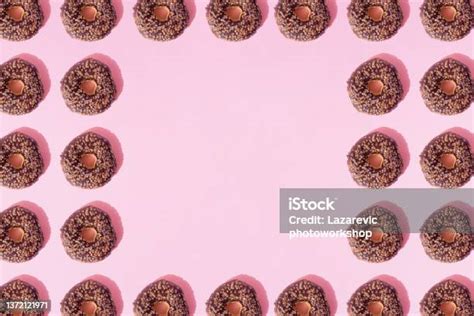 분홍색 파스텔 배경에 초콜릿 유약과 작은 부스러기가있는 링 도넛을 배열했습니다 최소한의 디자인 과 복사 공간 Donut Chart에 대한 스톡 사진 및 기타 이미지 Istock