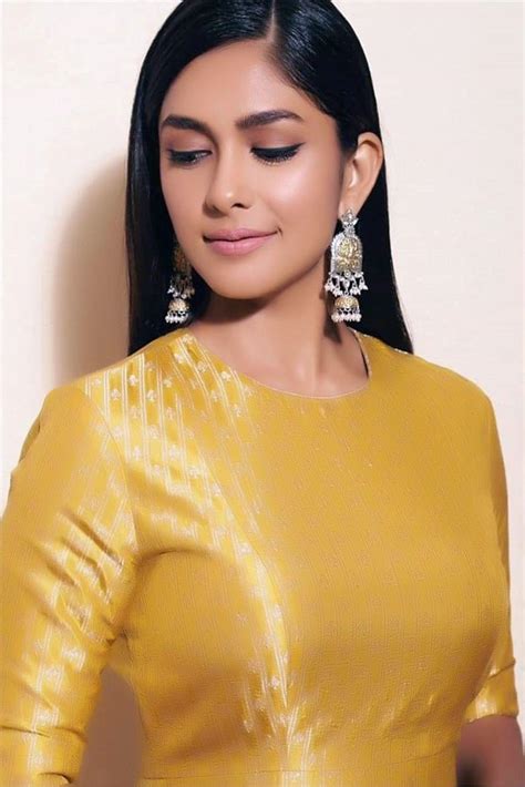 Mrunal Thakur Wallpapers Top Free Mrunal Thakur Backgrounds