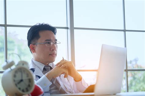 병원에서 테이블에 클립보드 및 노트북 컴퓨터와 서류에 청진 기 작업 쓰기와 의사 닥터 글에 A 문서에 그의 사무실에서 연습 개념에 대한 스톡 사진 및 기타 이미지 Istock