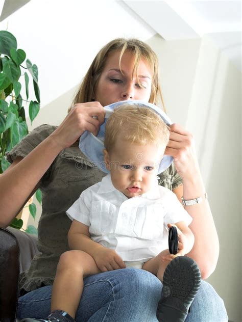 Jonge Moeder En Jongen Stock Foto Image Of Geluk Achtergrond