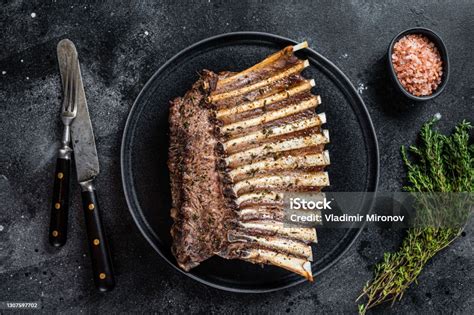 백리향이있는 접시에 양고기 양고기 갈비 갈비의 바베큐 그릴 랙 검은 색 배경 위쪽 보기 선반 제작물에 대한 스톡 사진 및 기타 이미지 선반 제작물 양고기 갈비 음식